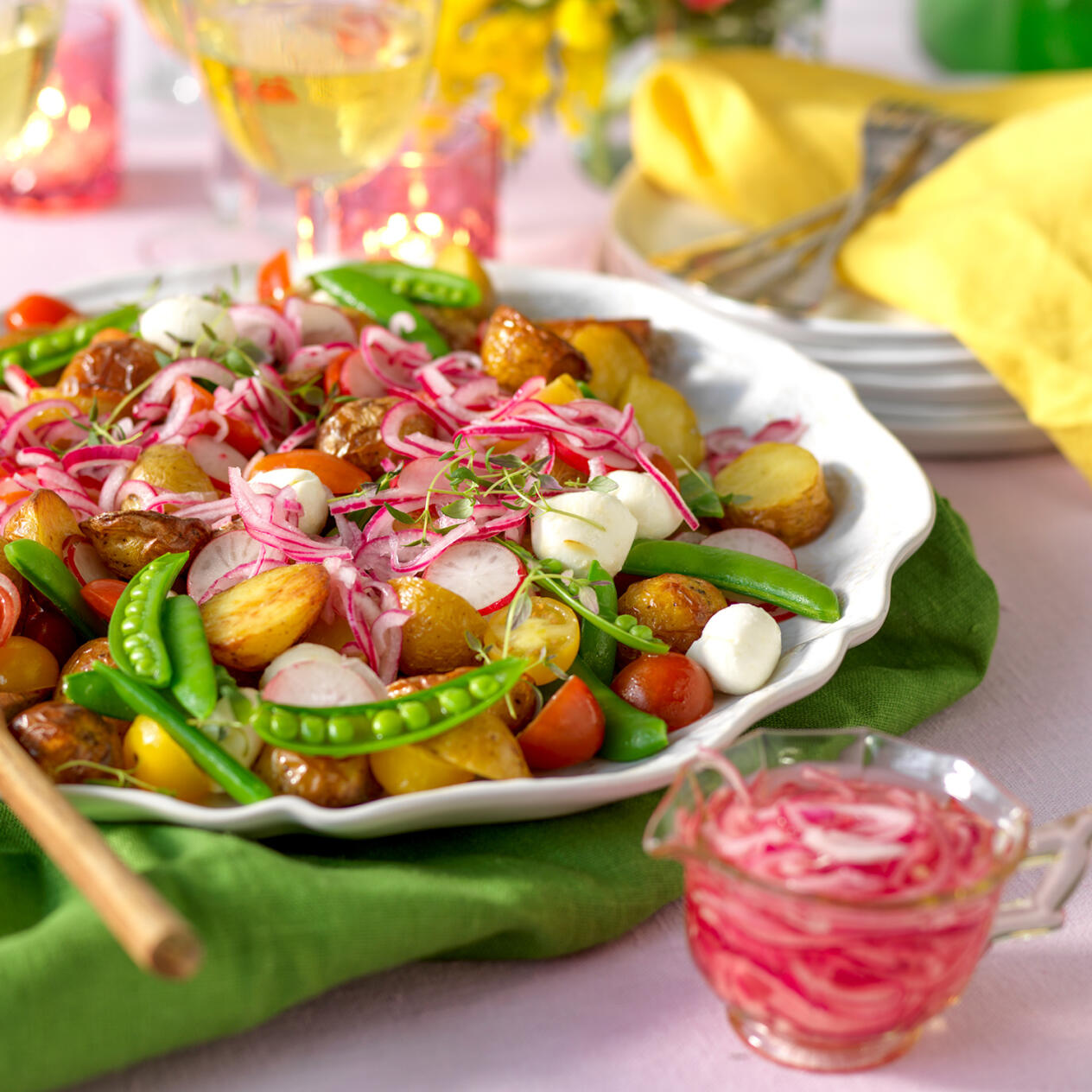 Rostad potatissallad med primörer - Hemmets Journal