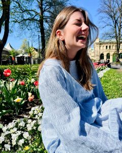 Linn syr kläder av loppisfyndade lakan - Hemmets Journal