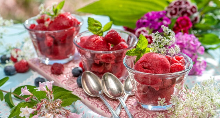 Yoghurtglass med hallon och mango - Hemmets Journal