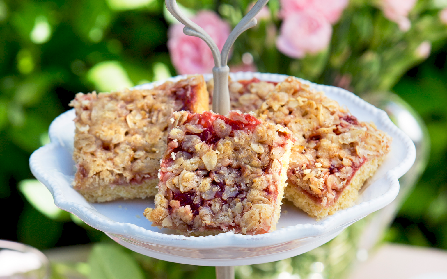 Långpannerutor med rabarber- och hallonsylt och havresmulor