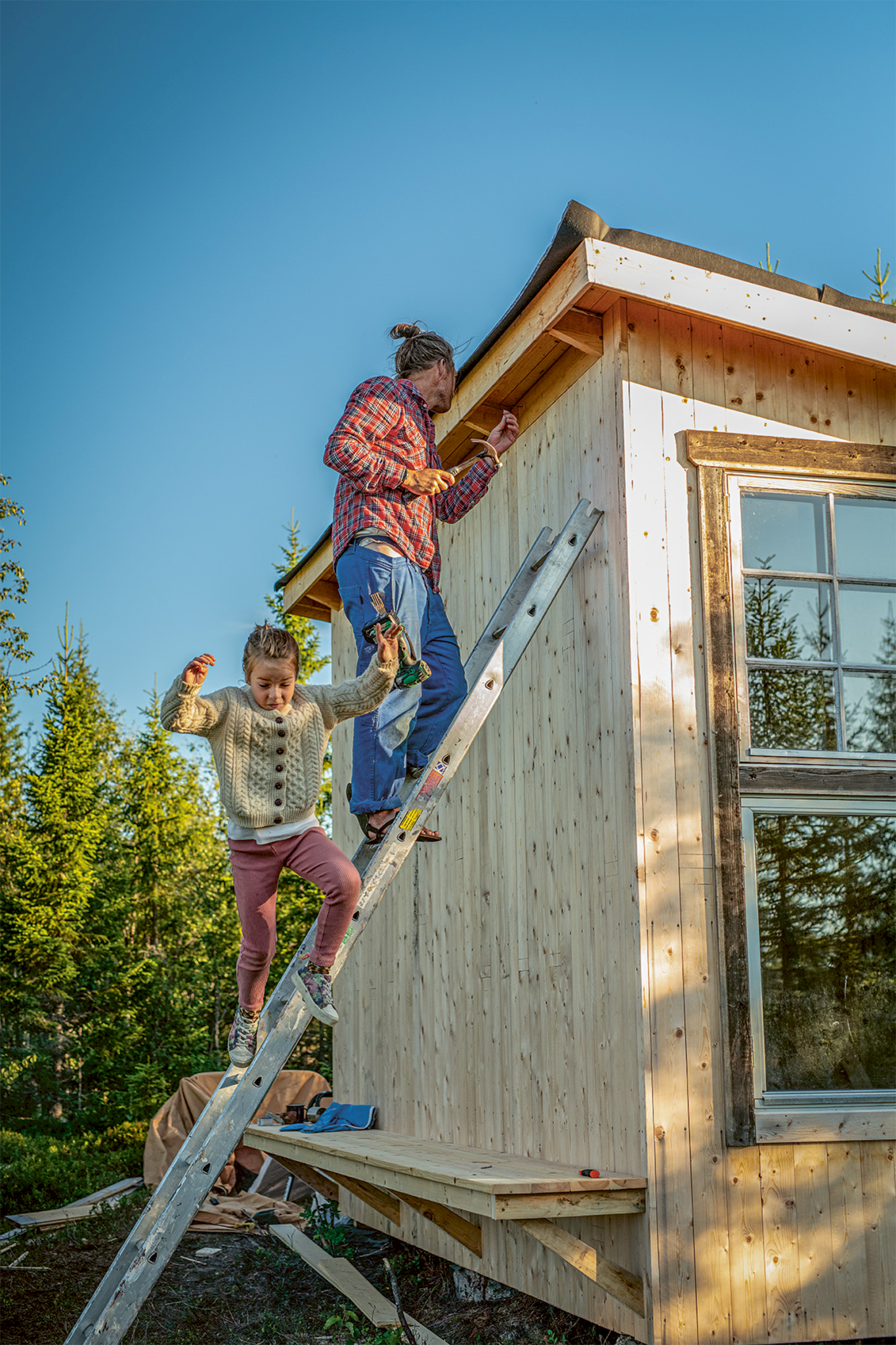 Markus bodde ensam i tält i fyra år – nu har han byggt stuga till hela ...