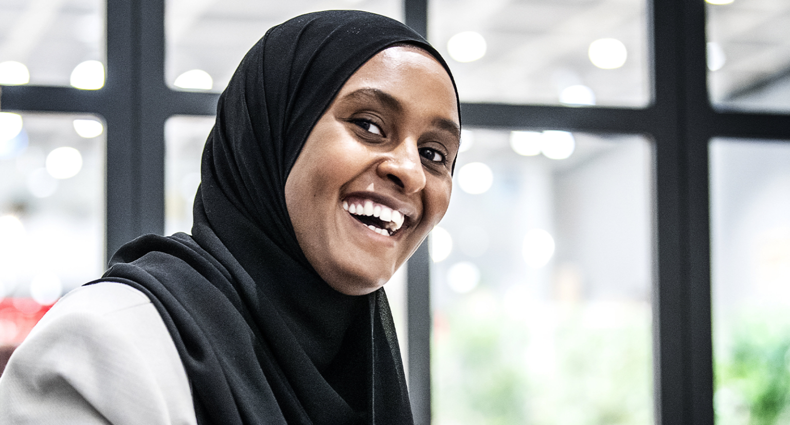 Deqa Abukar har hjälpt tusentals entreprenörer: ”Jag är den som sparkar ...