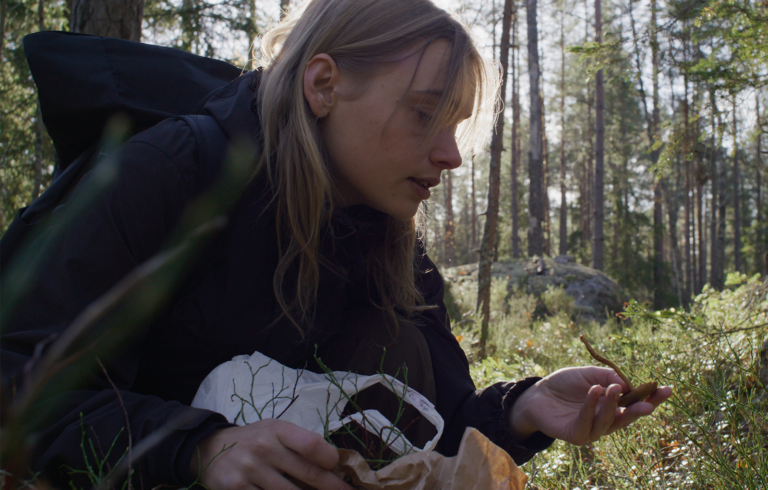 Lisa Englund väver bilder om det som ibland är svårt att prata om ...