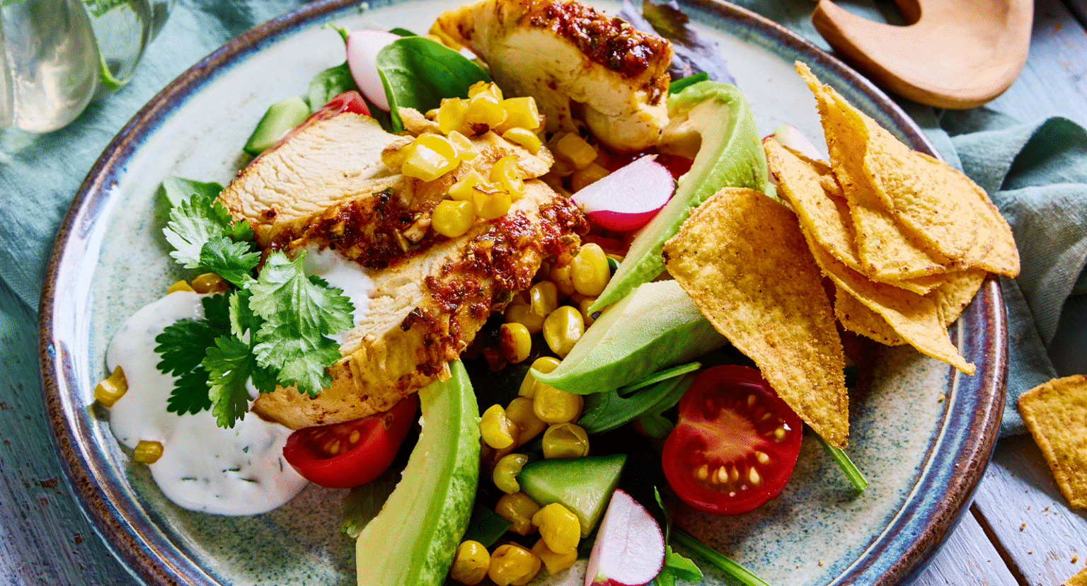 Sallad med kyckling, rostad majs och dressing - Icakuriren