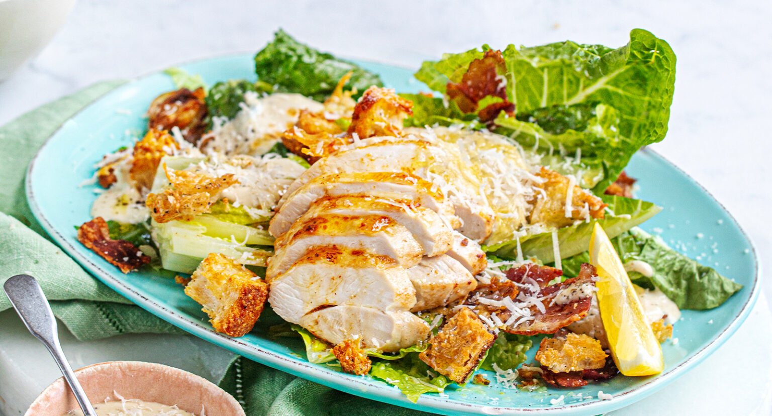 Klassisk Caesarsallad med kyckling och bacon - Icakuriren